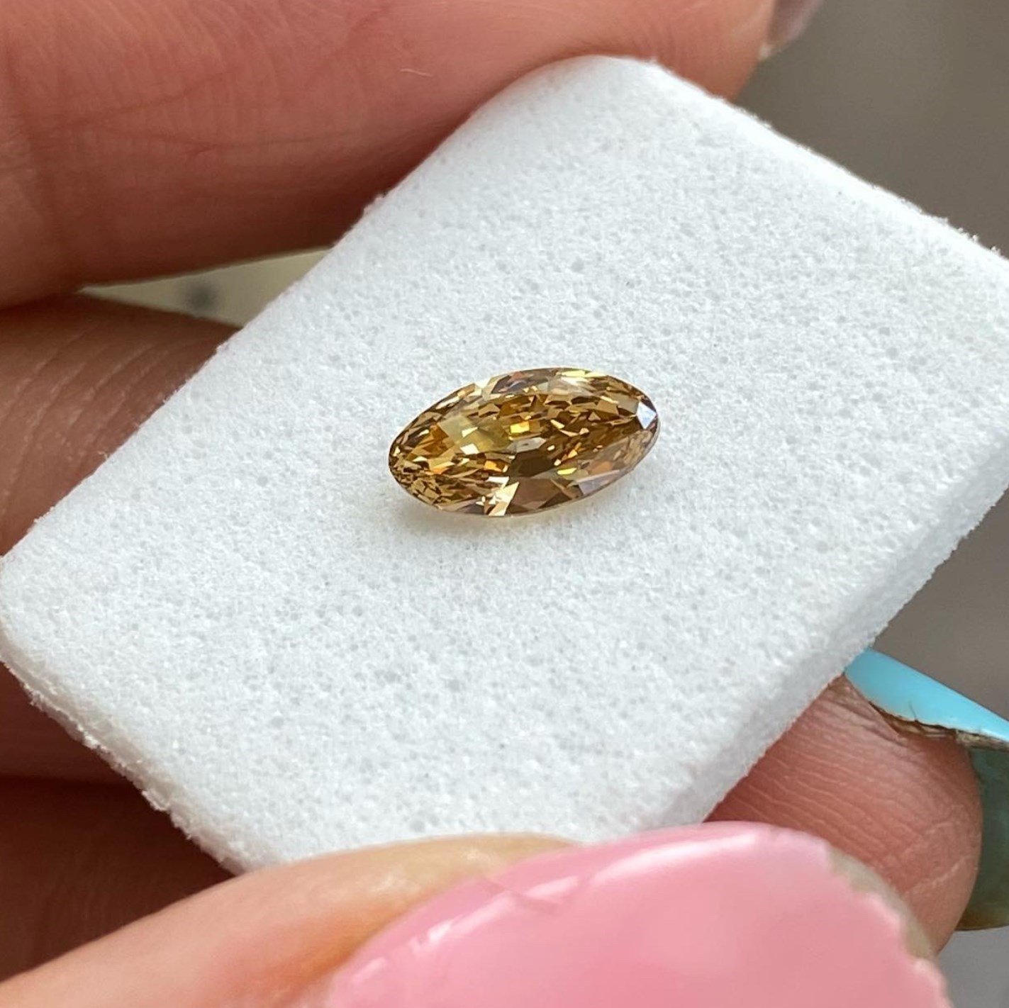 This 0.44ct natural champagne brown diamond, with VS2 clarity and a ...